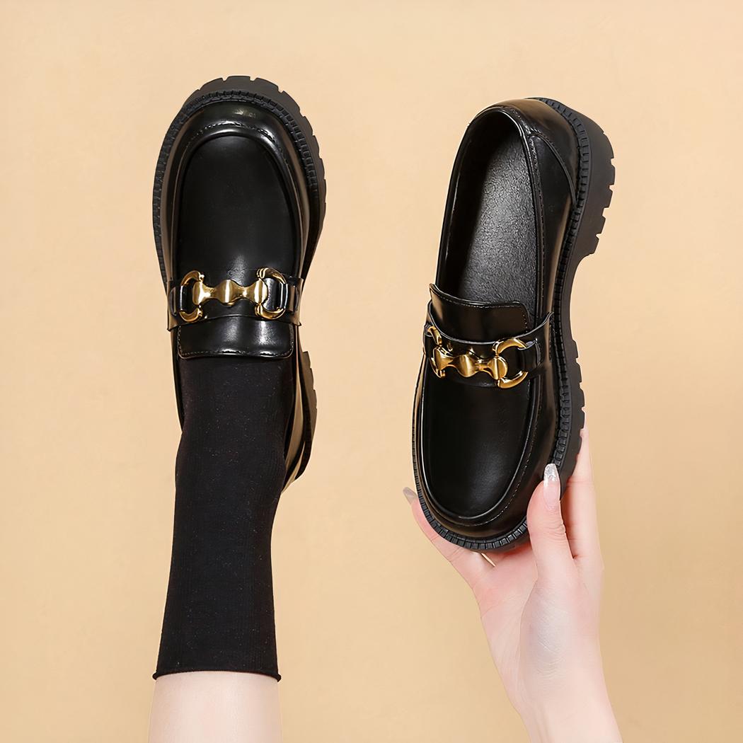 Mocassins noirs à semelle épaisse et chaine dorée pour femme • Mon Mocassin