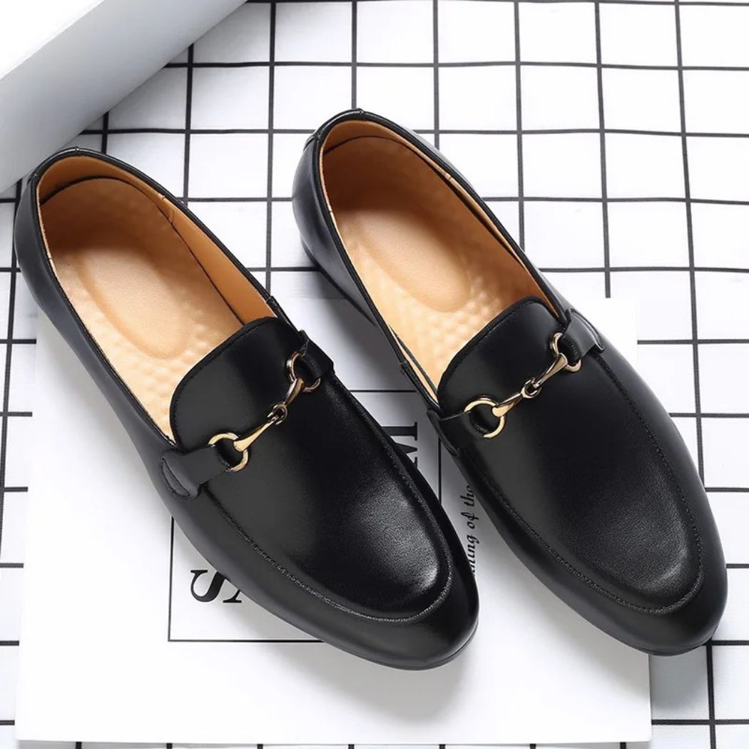 Mocassin noir à boucle dorée à enfiler et en cuir végan • Mon Mocassin